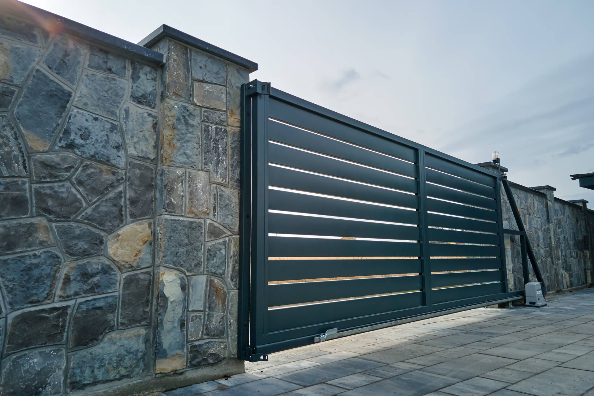 Comparing Electric Gate Materials: Accoya, Aluminium & Iron