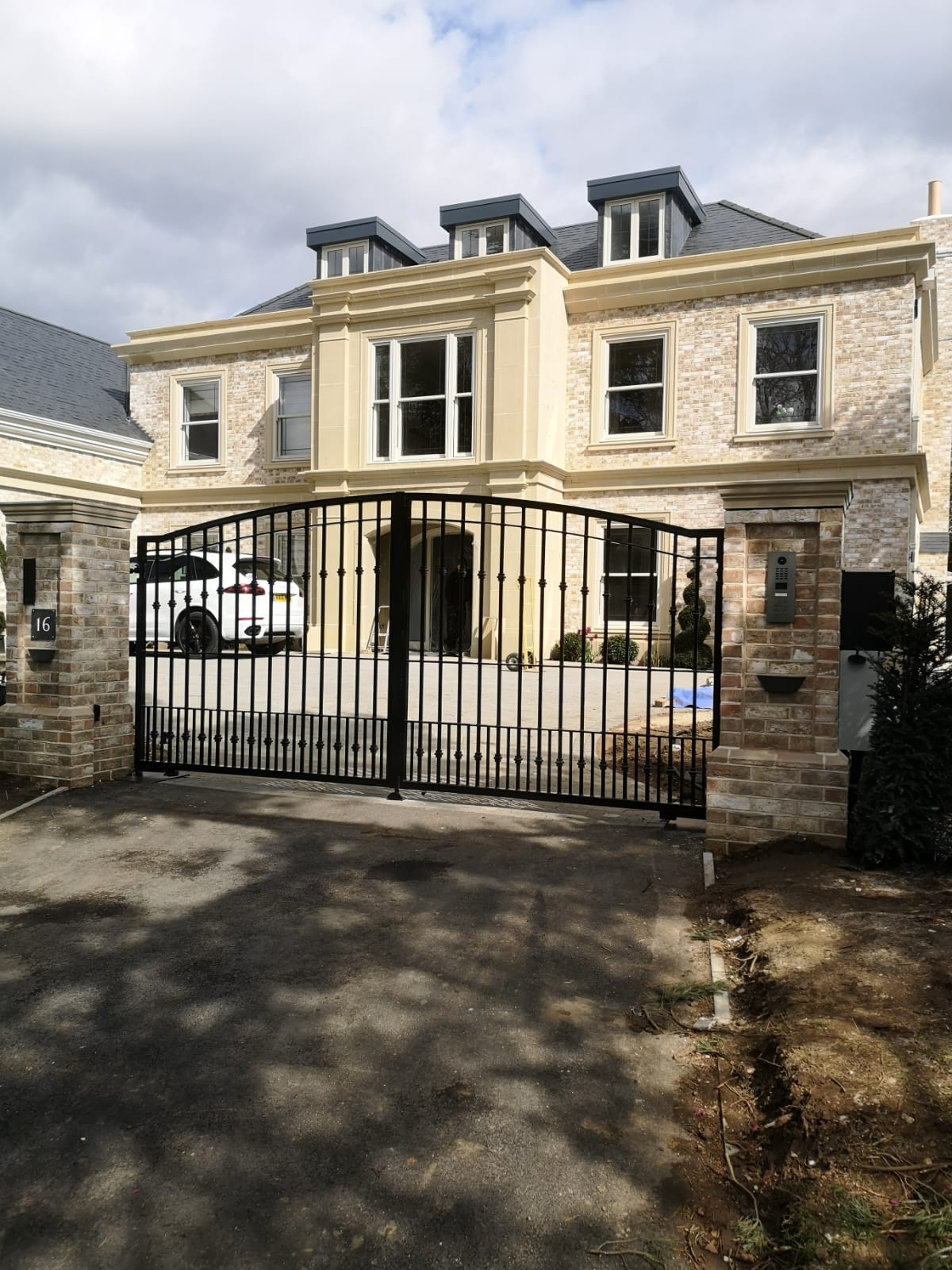 Your Complete Guide to Buying Bespoke Electric Gates