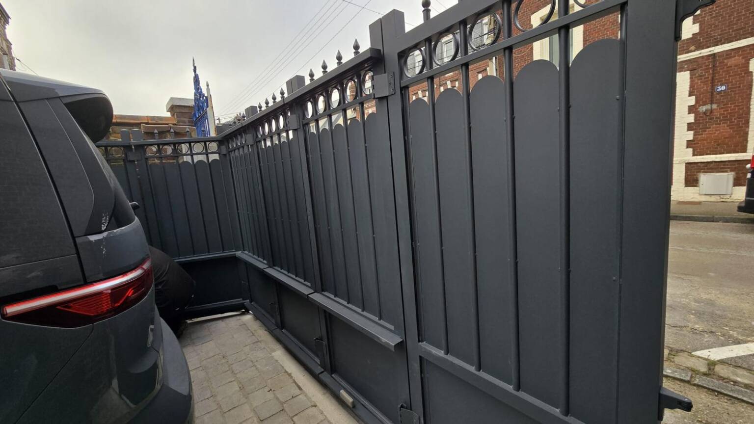 Corner Sliding Gates: Innovating for challenging driveways